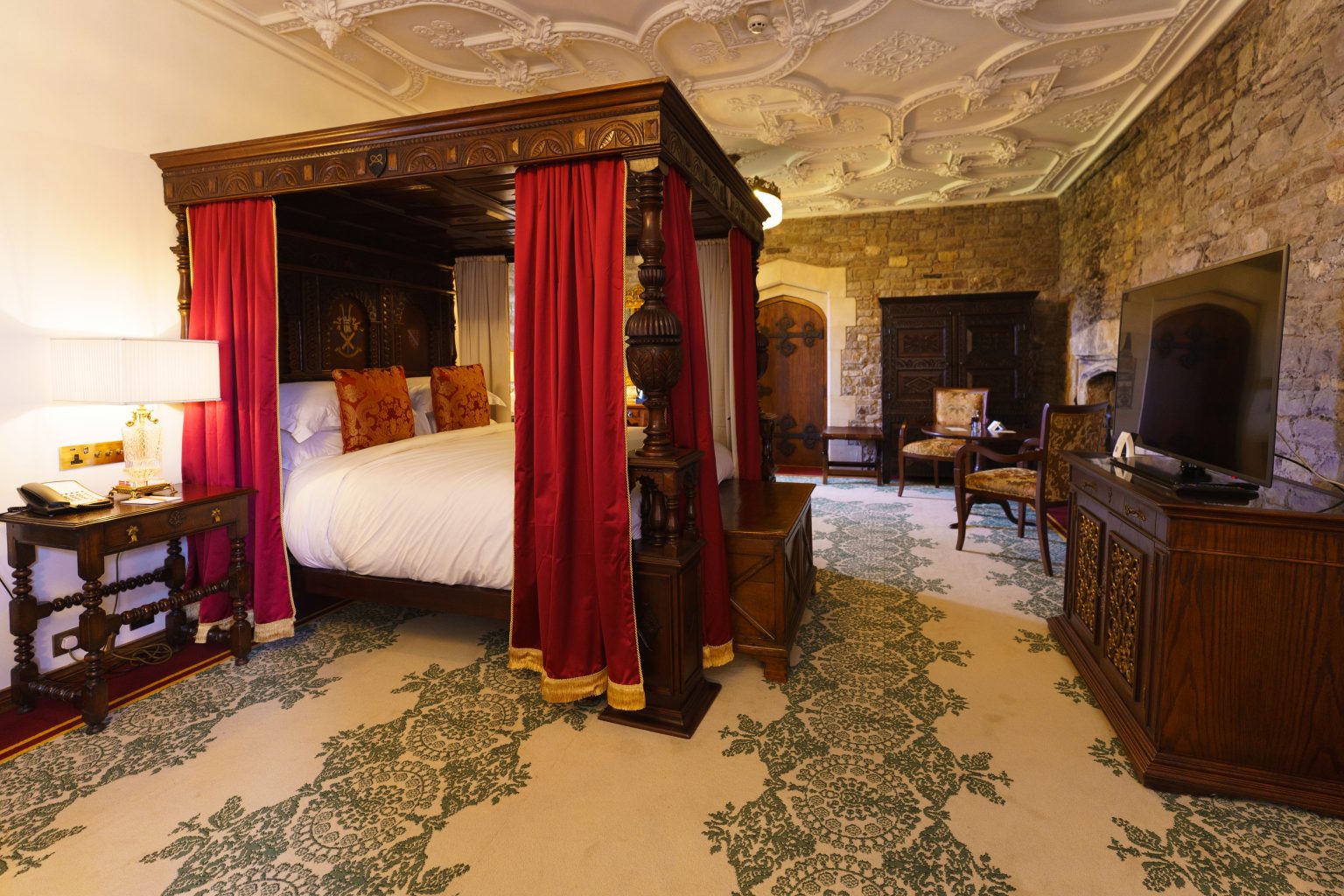 English Castle Hotel near Bristol – Thornbury Castle